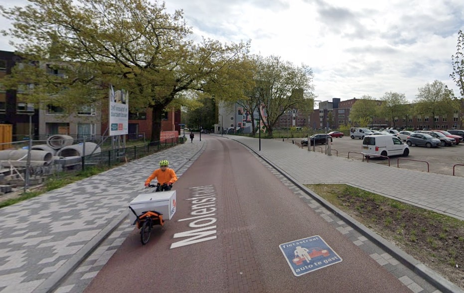 Mag dat: met de auto fietsers inhalen op een fietsstraat in Enschede?