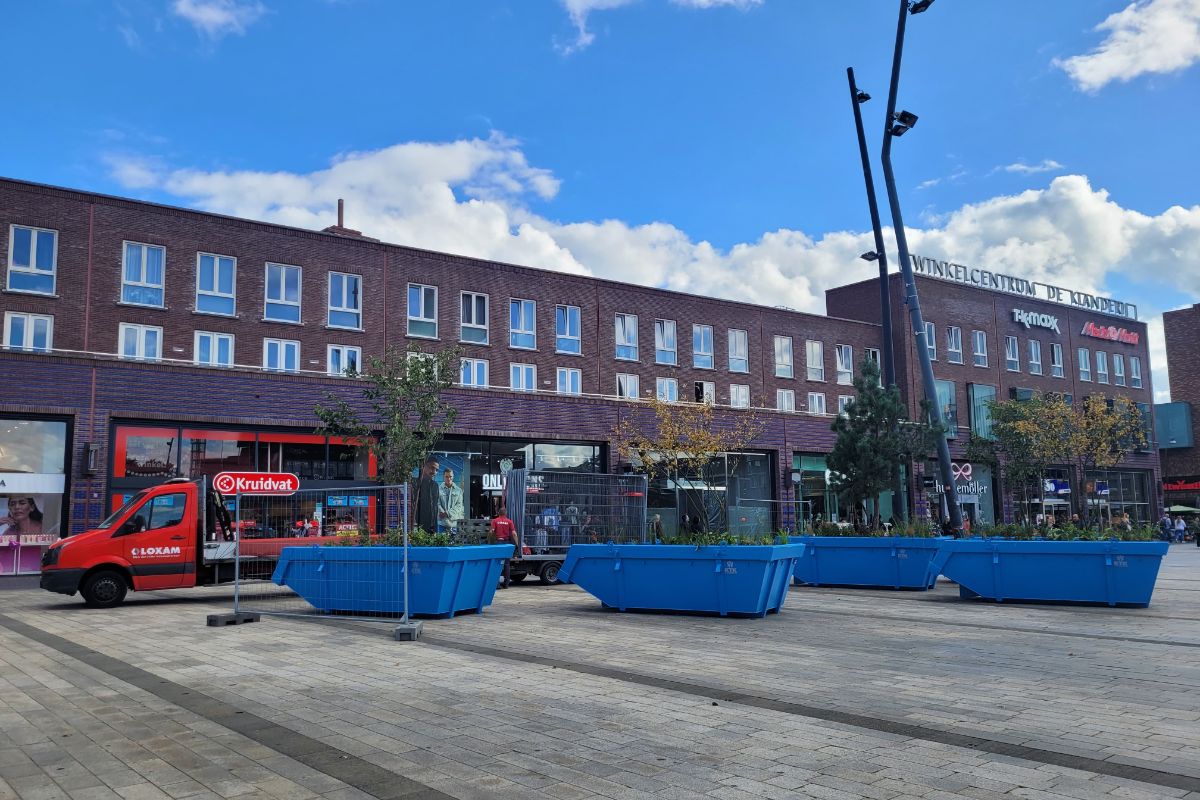 Daarom staan er ineens bouwcontainers vol planten op het Van Heekplein