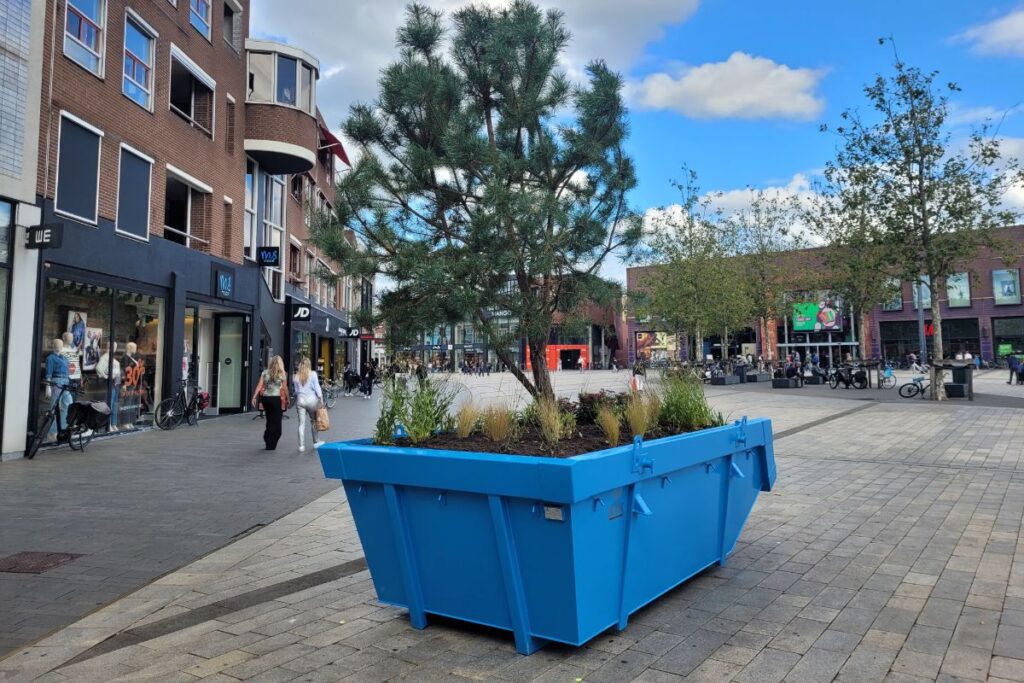 Daarom staan er ineens bouwcontainers vol planten op het Van Heekplein