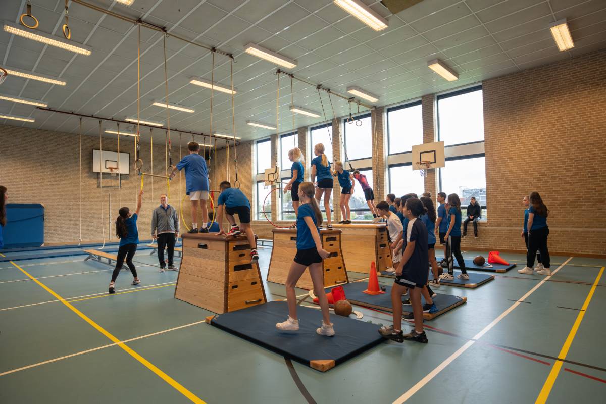 Mentor Evelyn denkt met leerlingen mee: 'Zo maken we de overstap naar de middelbare school ...