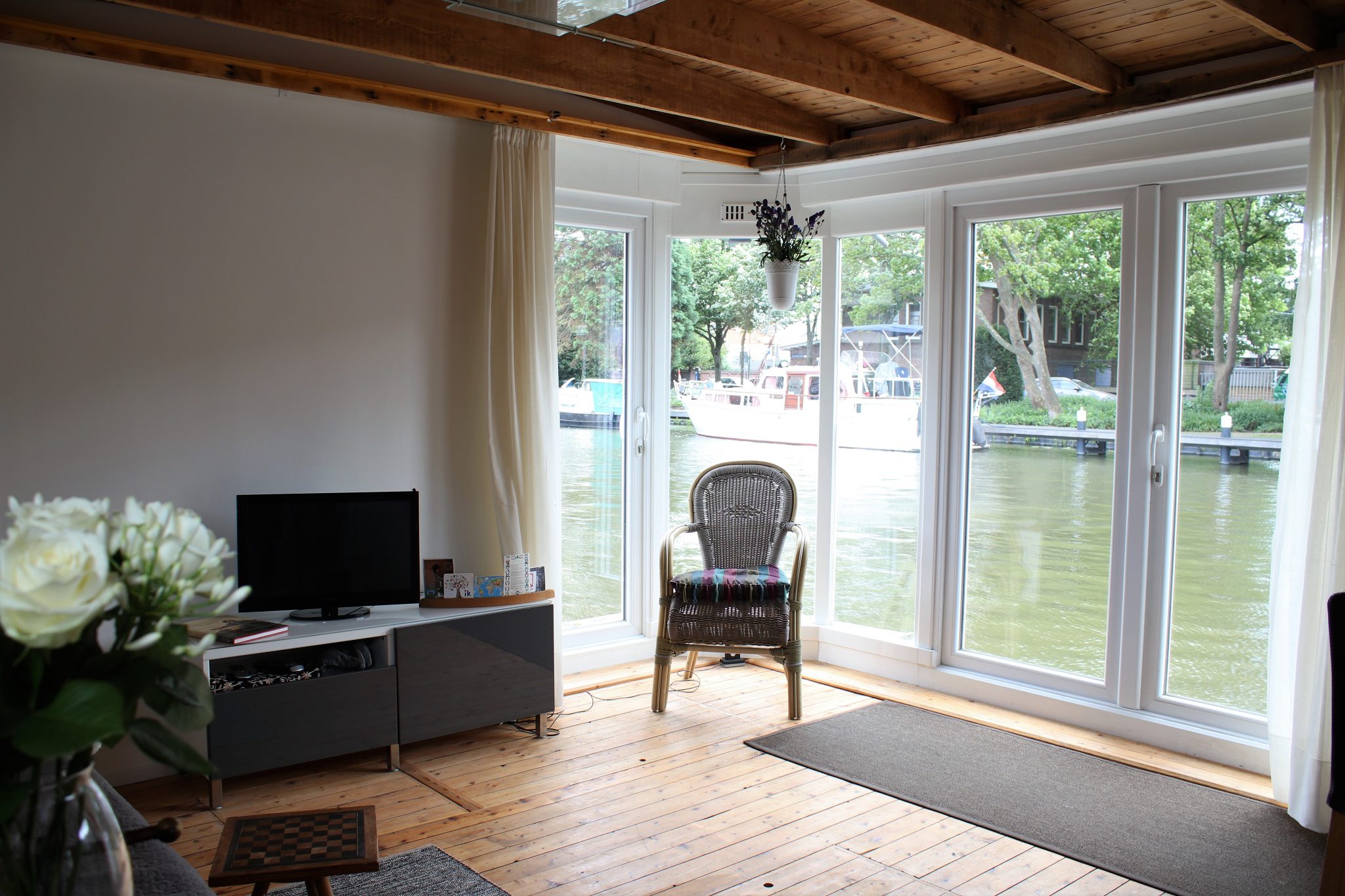 Binnenkijken bij Elma: 'We wonen echt óp het water' - indebuurt Gouda