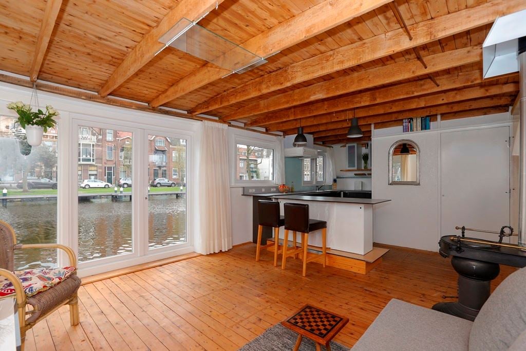 Binnenkijken bij Elma: 'We wonen echt óp het water' - indebuurt Gouda