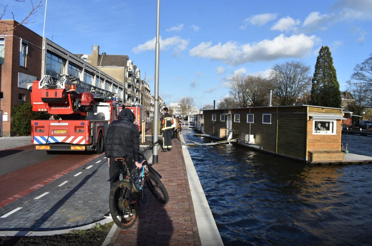 Alle hens aan dek! Woonboot aan de Kattensingel waait weg - indebuurt Gouda