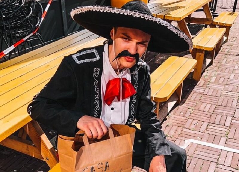 Sandrino van Casa Chow wint titel 'Leukste Maaltijdbezorger van ...