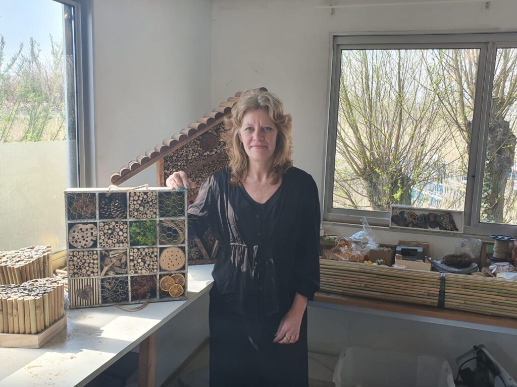 Jeanette maakt 'bij'zondere insectenhotels: 'Groot, klein en in ...