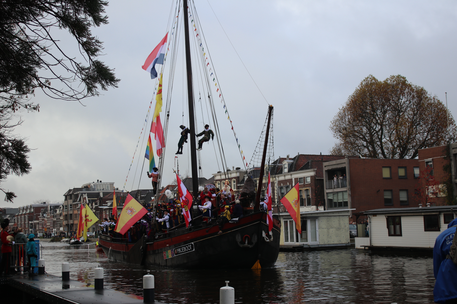 Foto’s! Zo zag de intocht van Sinterklaas in Gouda 2021 eruit - indebuurt Gouda