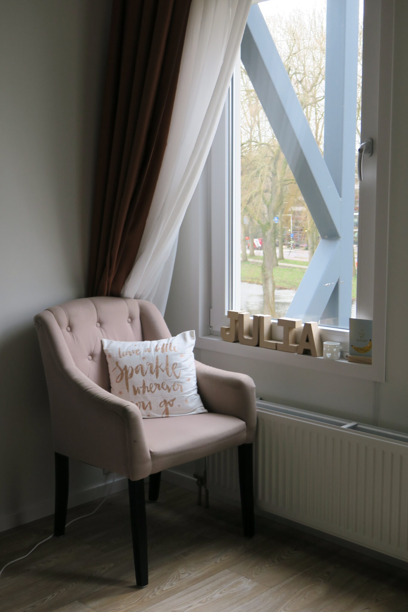 Student Julia woont in een bejaardentehuis: 'Wij hebben de tijd voor ...