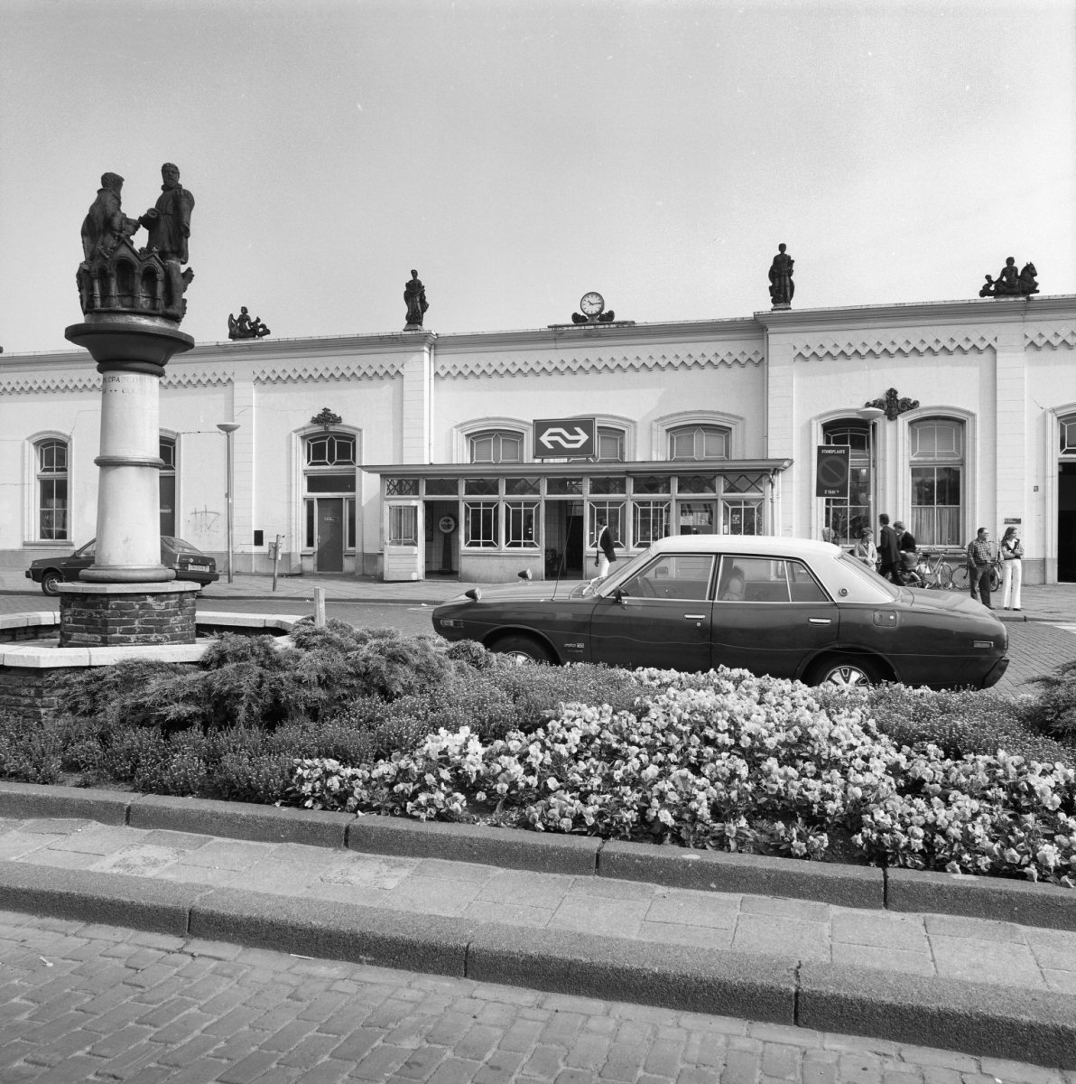 Mysterie opgelost: wie zijn die beelden op het station van Gouda ...