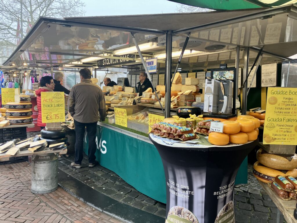 Op de Goudse warenmarkt: 'Ik heb tien keer meer soorten kaas dan mijn ...