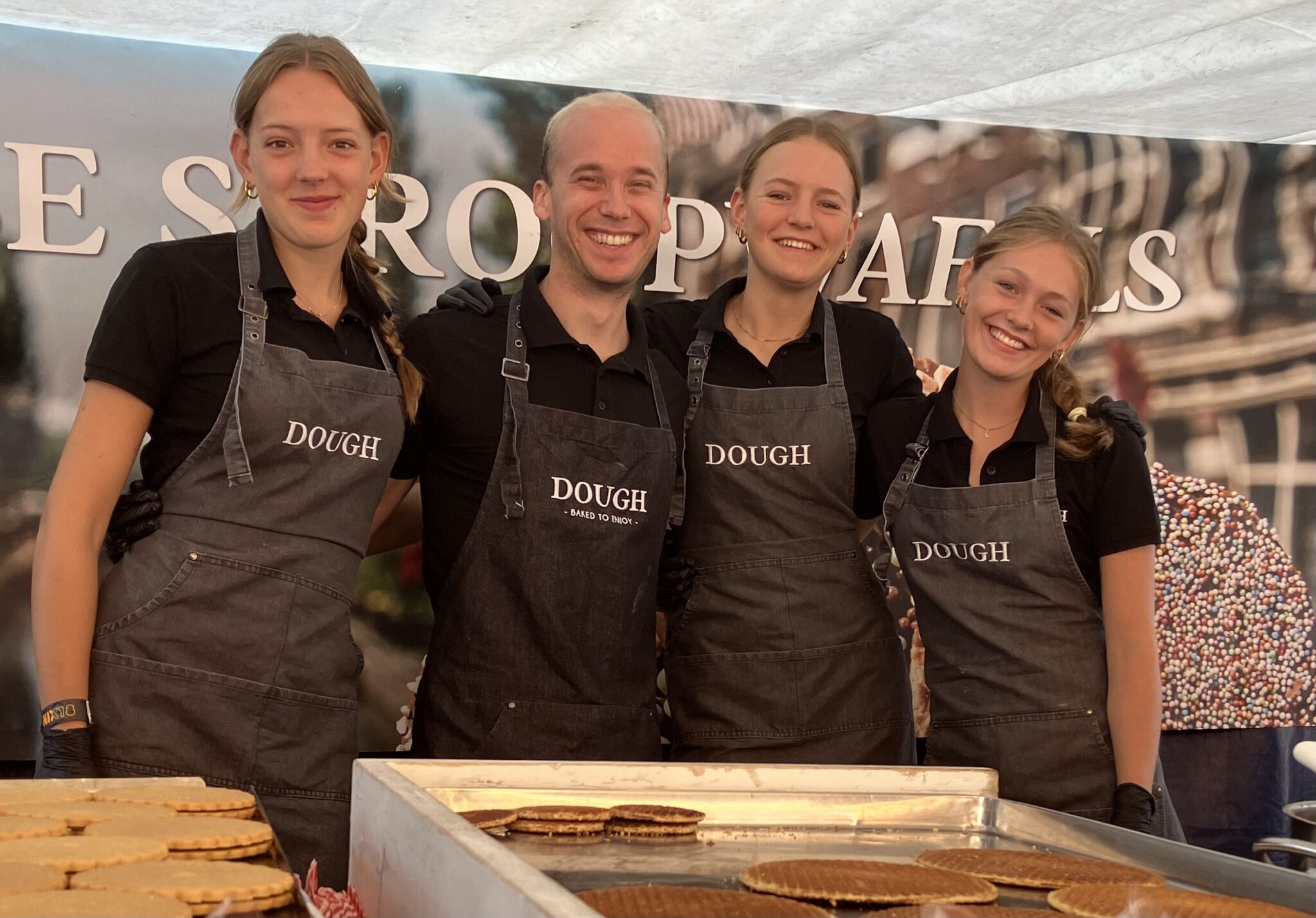 Op de Goudse warenmarkt: ‘Stroopwafels van constante kwaliteit bakken ...
