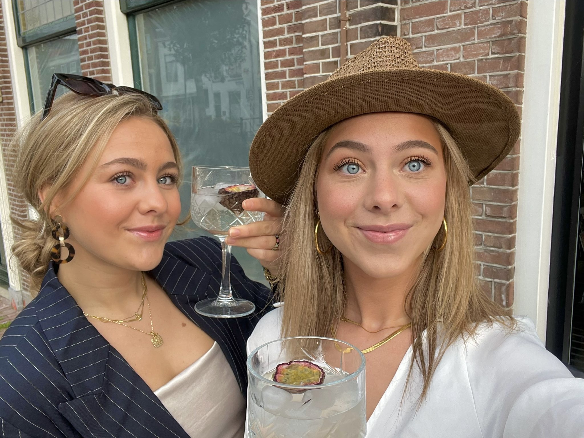 Amber en Esmée verkopen hun eigen gin: 'SIS gin is de enige gin met ...