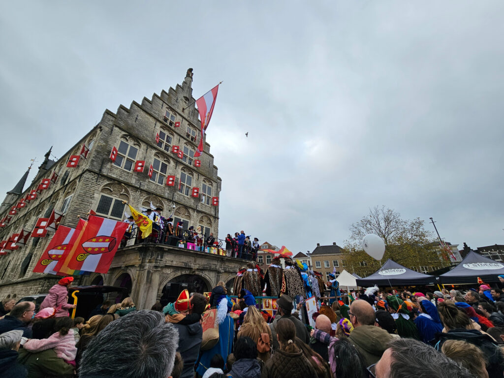 Sinterklaas is weer in Gouda: bekijk hier alle gezellige foto's van de intocht - indebuurt Gouda
