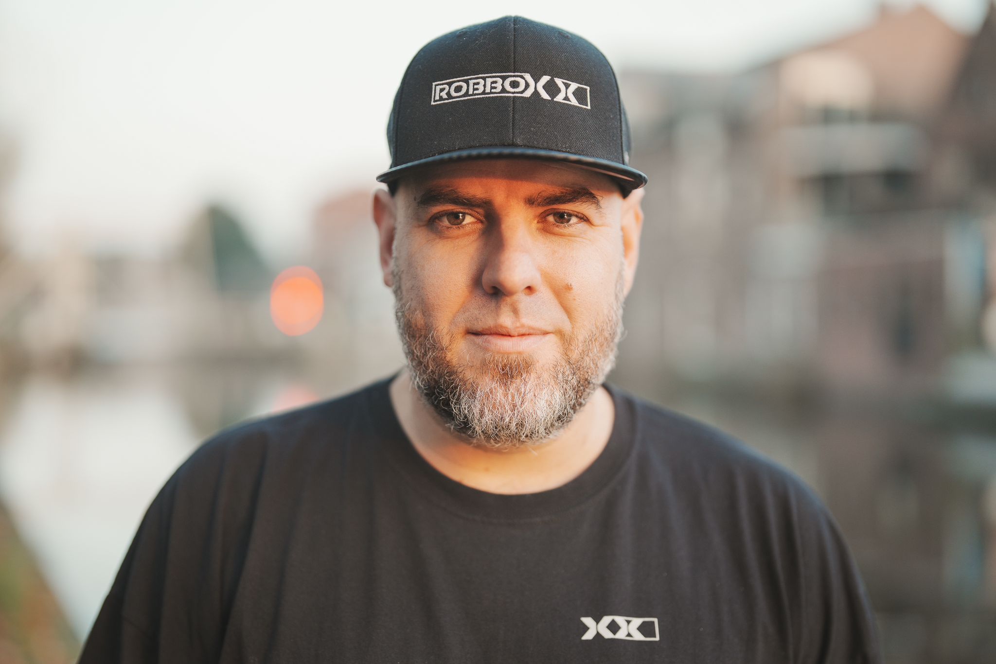 De favoriete Goudse plekken van rapper Robbie: ‘Deze omgeving heeft ...