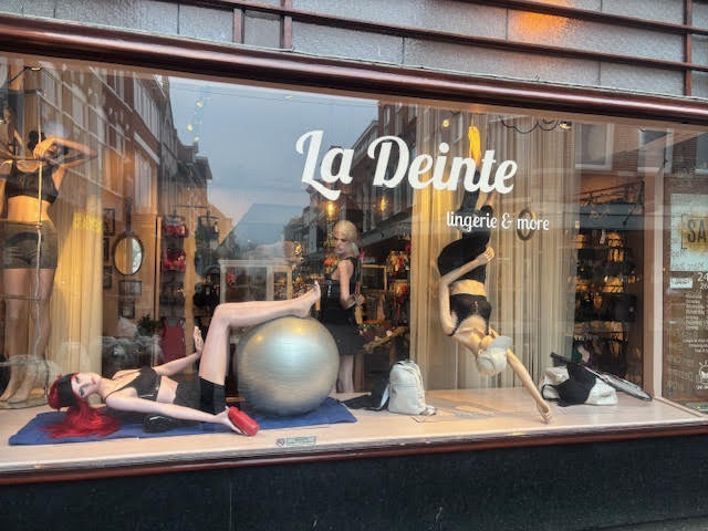 Een bakfiets vol cadeaus en poppen in lingerie aan het stuur: de ...