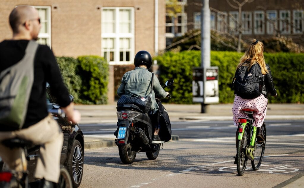 Mag dat, met je brommer, scooter of paard op het fietspad rijden ...