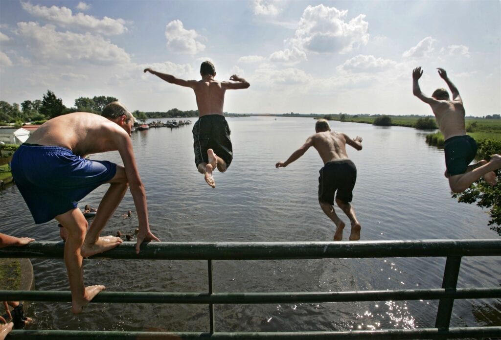 Mag dat, vanaf een brug in het water springen in Groningen? - indebuurt ...
