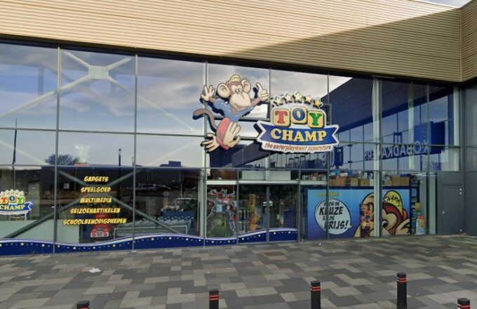 Yes! De lichtjes van DOT, de grootste kerstbal ter wereld, gaan bijna ...