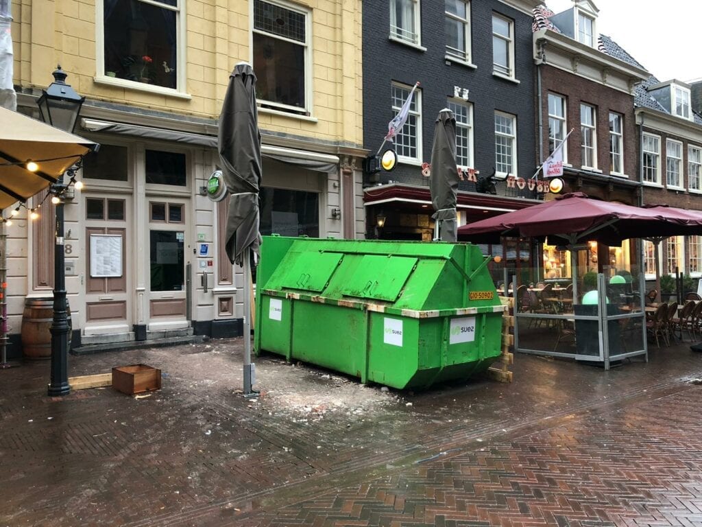 Dit is waarom er een grote afvalcontainer voor restaurant Parels staat ...