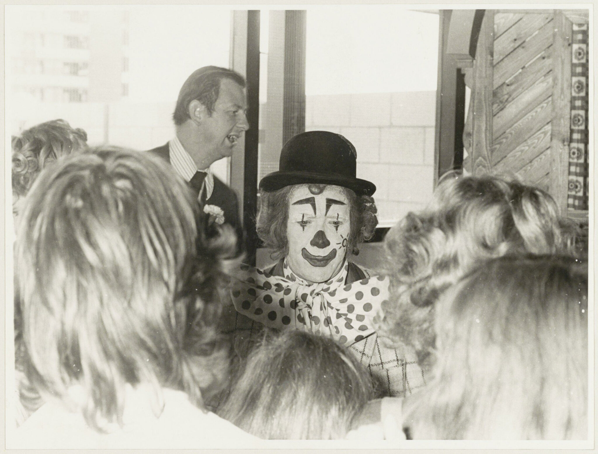 Hilarisch of horror: oude foto's van clowns in Haarlem - indebuurt Haarlem