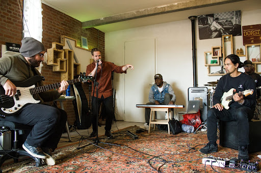 Ex-'straatschoffie' Mike verdient zijn geld met woordkunst en vertelt ...