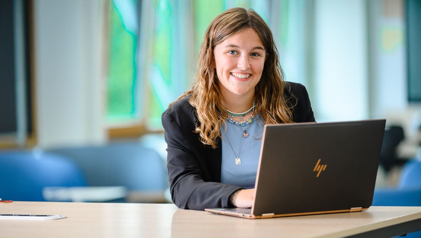 Sanne (18) studeert smart ICT: 'Ik maak mijn eigen keuzes' - indebuurt Haarlem
