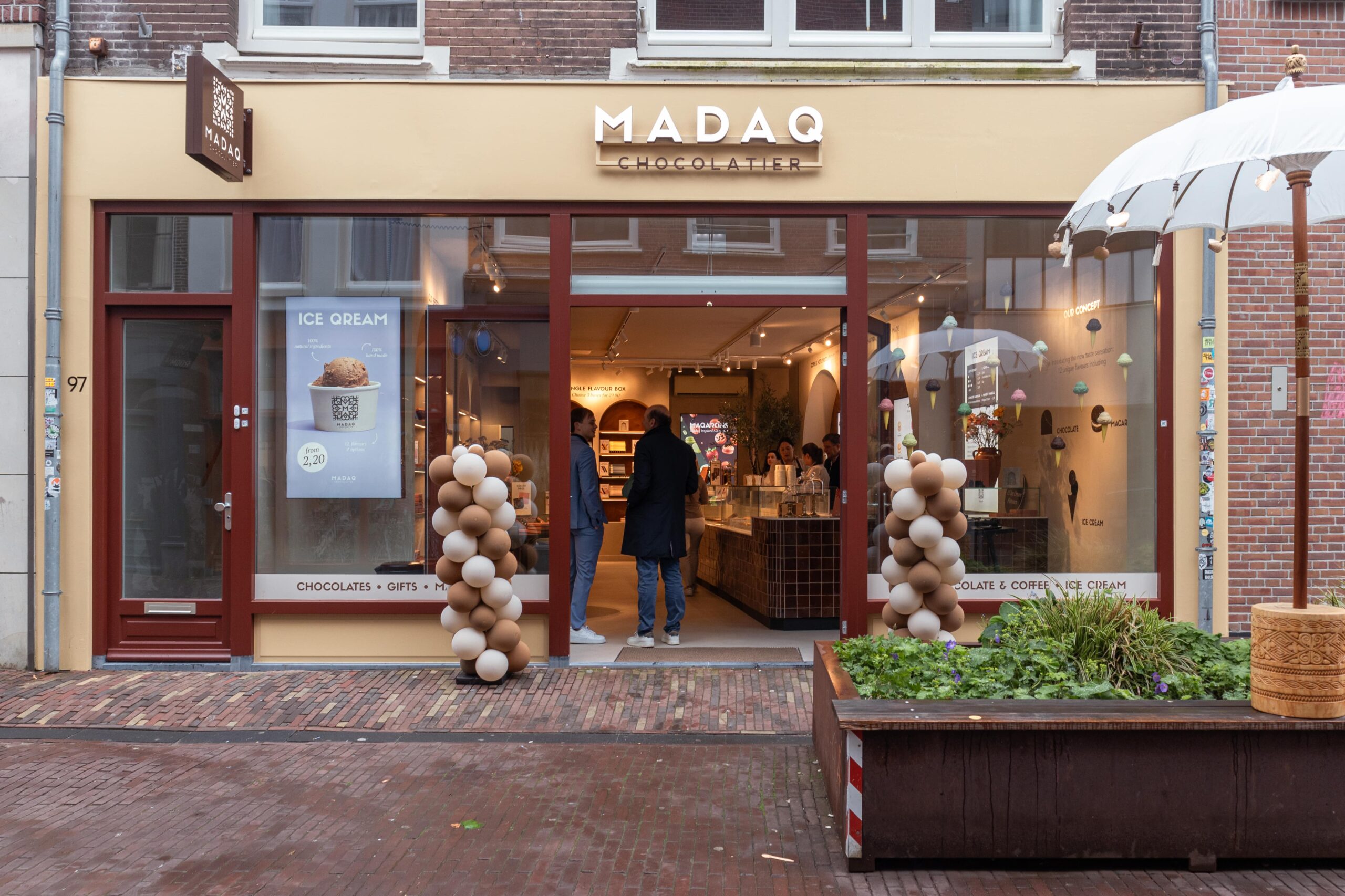 Bij deze nieuwe Haarlemse chocolatier koop je heerlijke bonbons, ijs én ...