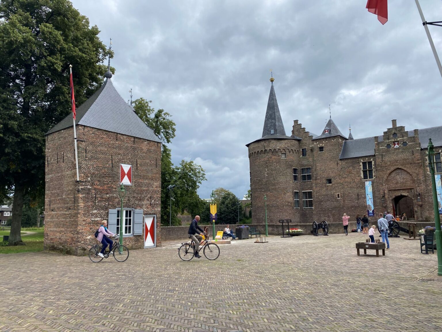Dit betekenen de kleuren van de Helmondse stadsvlag - indebuurt Helmond