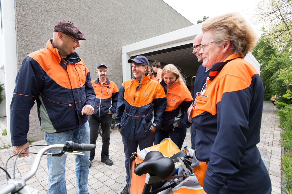Ton (72) is een veteraan in postbezorging: 'De hele dag thuis zitten is ...