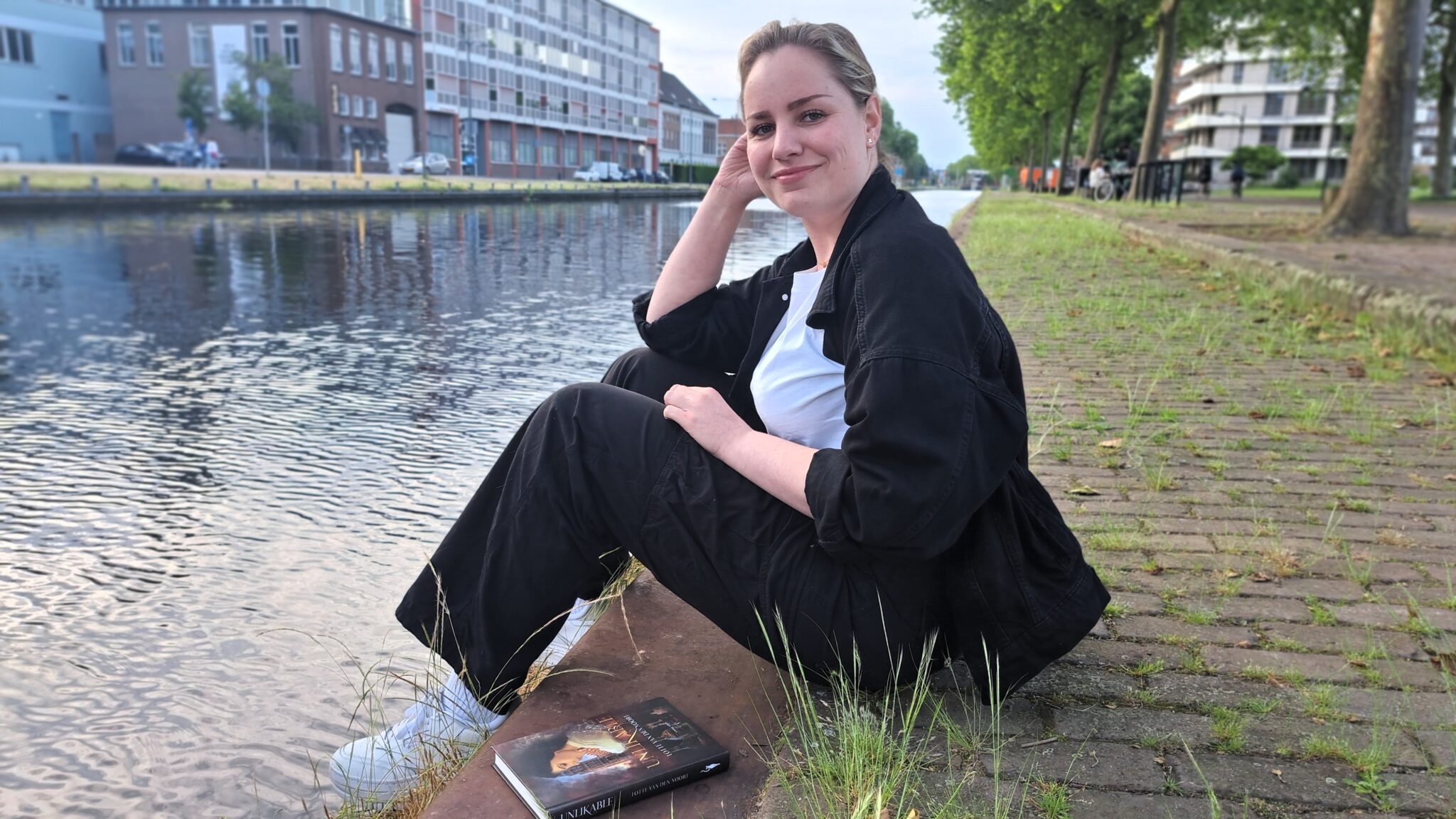 Lotte (28) is schrijver en grafisch vormgever: 'Ik was altijd een buitenbeentje' - indebuurt Helmond