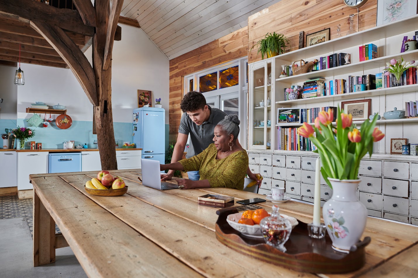 Sem (23) helpt zijn opa en oma met bankzaken: 'Als zij je om hulp ...