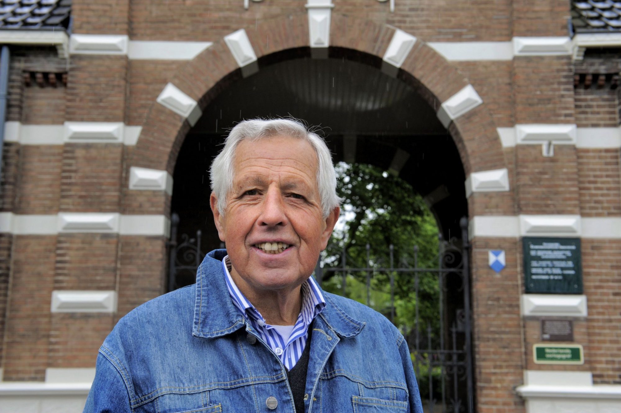 Marinus (85) ziet zijn klasgenootjes van toen nog steeds door raam leeg ...