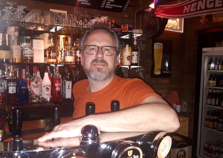 Barman Mike gaat graag door tot in de kleine uurtjes - indebuurt Hengelo