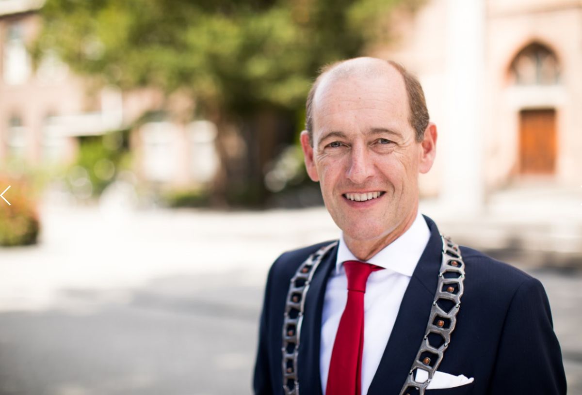 Sander Schelberg legt eed af en is daarna nog 6 jaar burgemeester van ...