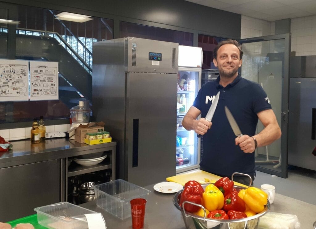 Kijkje in de keuken: dit doet Roy als vrijwilliger bij Metropool ...