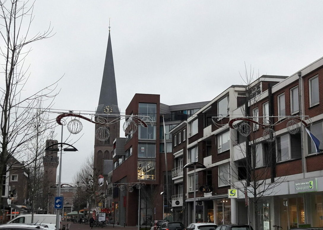 Huh! Hoe lang blijft feestverlichting in centrum Hengelo nog hangen ...