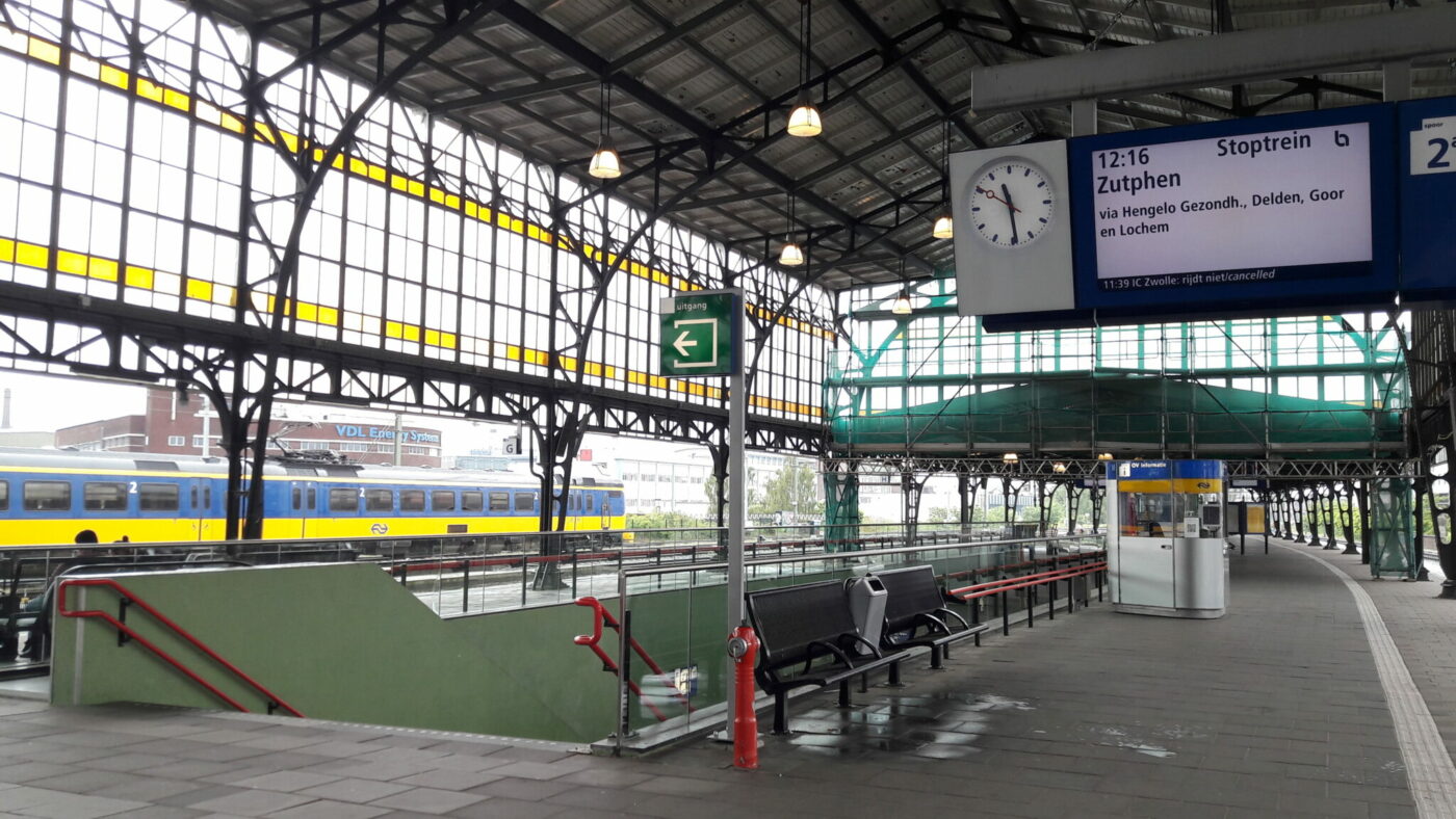 Openbaar vervoer staakt: zo leeg en rustig is het op Station Hengelo ...