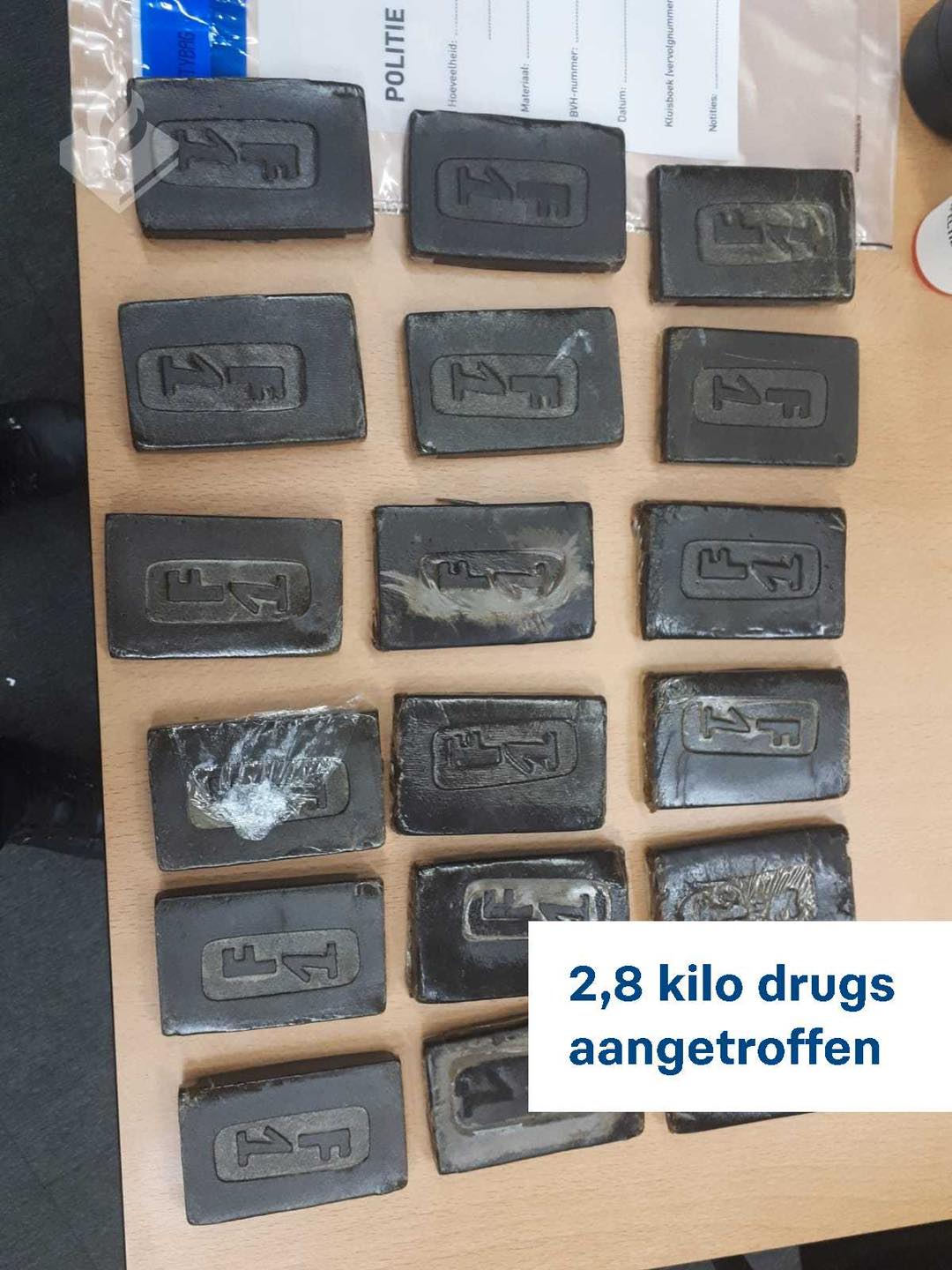 Dode man in hotelkamer, politie vindt tas met drugs en meer ...