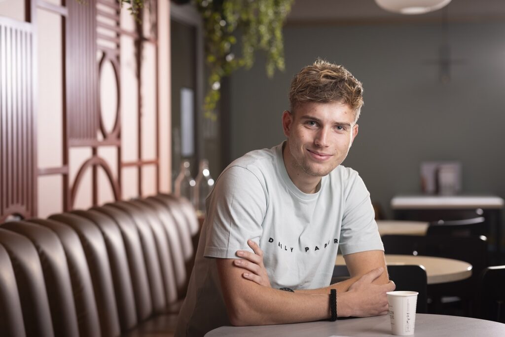 Twentse Emma (18) wil de nieuwe Eva Jinek worden - indebuurt Hengelo