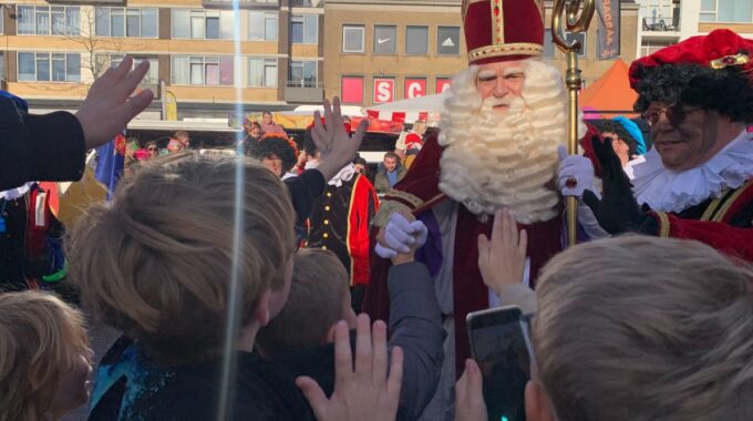 Sinterklaasintocht 2023 in Hengelo: dit is de route door het centrum - indebuurt Hengelo