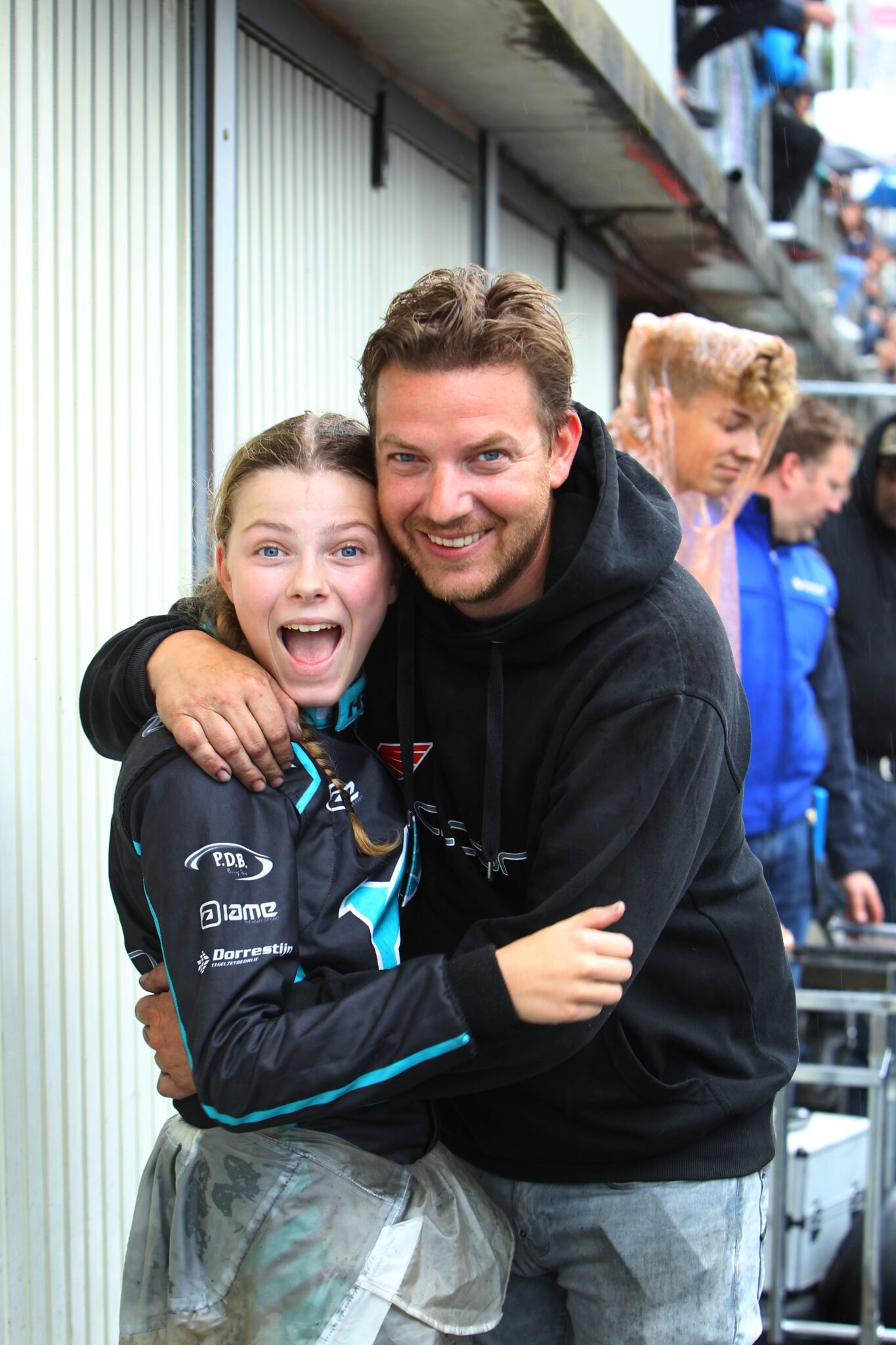 Kartkampioen Eva (13) uit Hengelo verslaat alle jongens op de baan ...