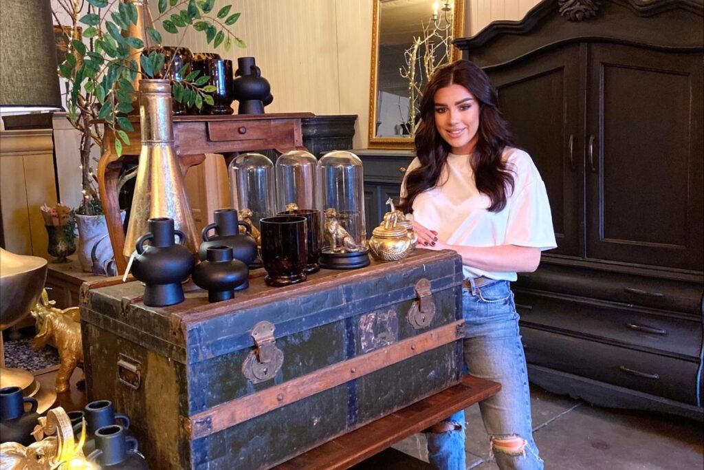 Valerie (24) uit Hengelo verkoopt opgeknapte antieke kasten: 'Je haalt ...