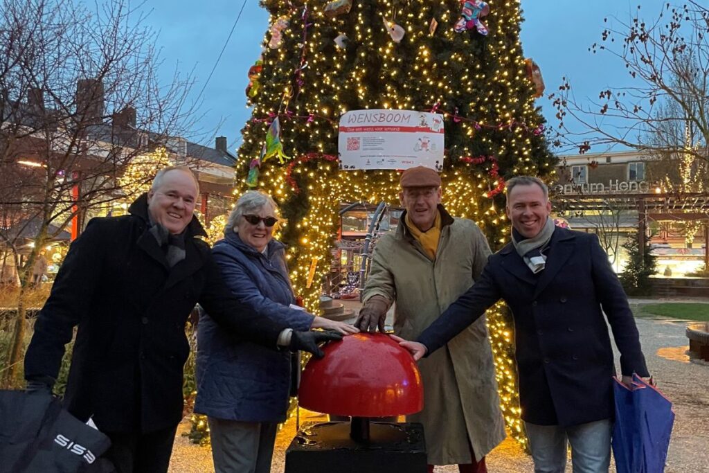 De wensboom in Hengelo is weer aan: 'Mijn wens? Vaker omkijken naar ...