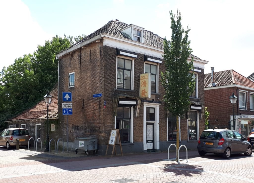 Waar hangt toch de eigenaar van dit verlaten pand in Numansdorp uit?