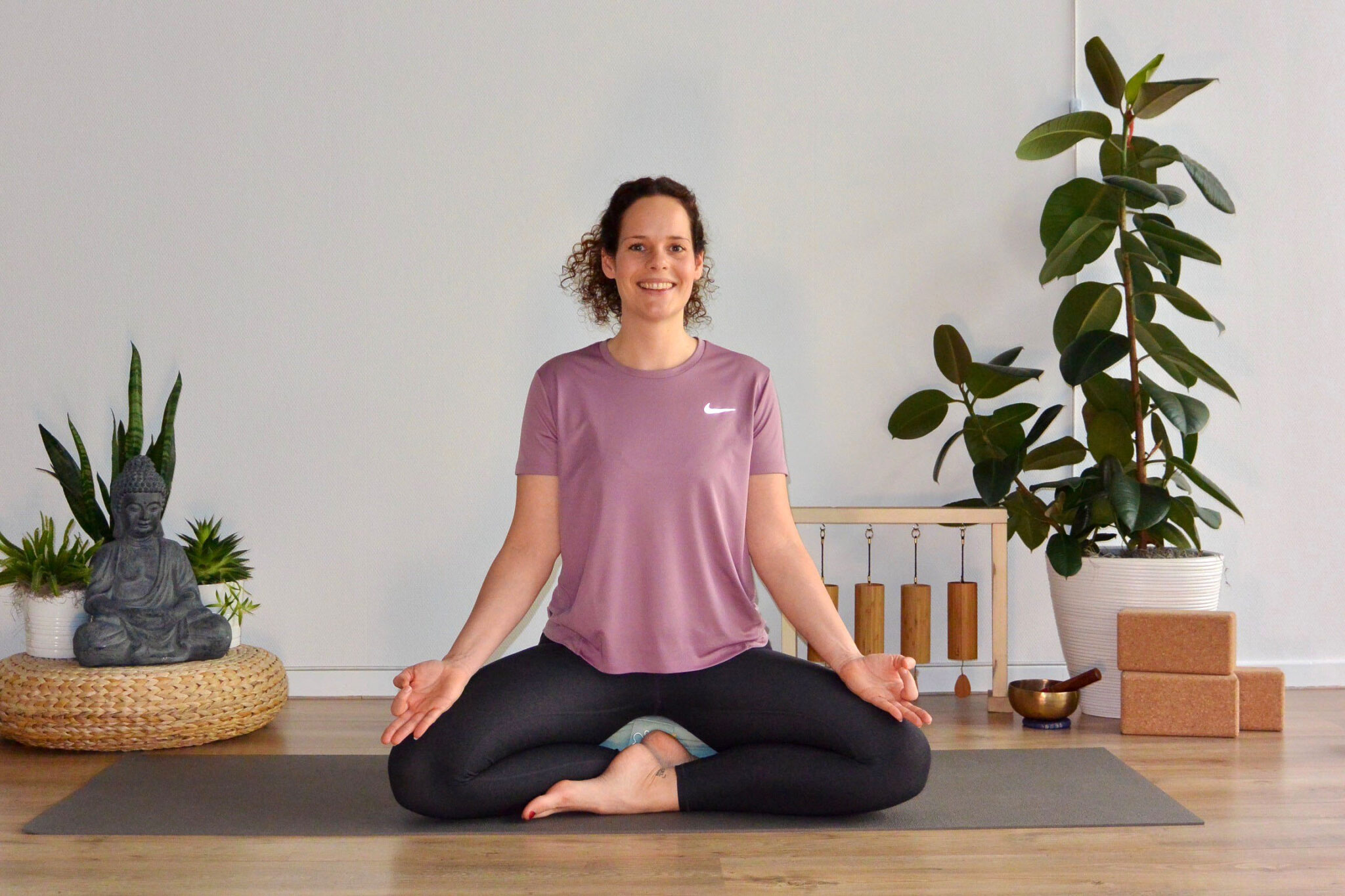 Dit is de werkplek van yogadocent Christine: 'Ik sta wel eens ...