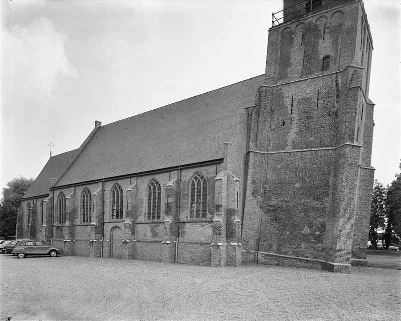 Dit is waarom de kerktoren van Heinenoord schever staat dan de toren ...