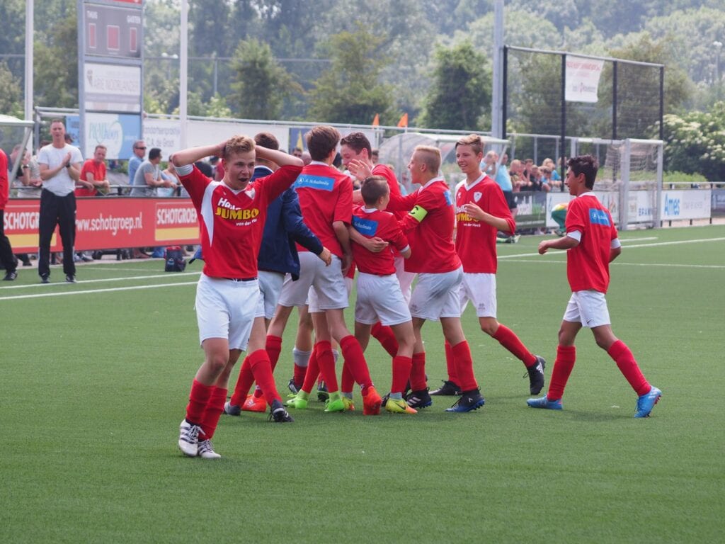 Vrijwilliger Kees Bos is blij dat bal weer rolt bij 's-Gravendeel ...