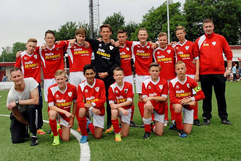 Vrijwilliger Kees Bos is blij dat bal weer rolt bij 's-Gravendeel ...