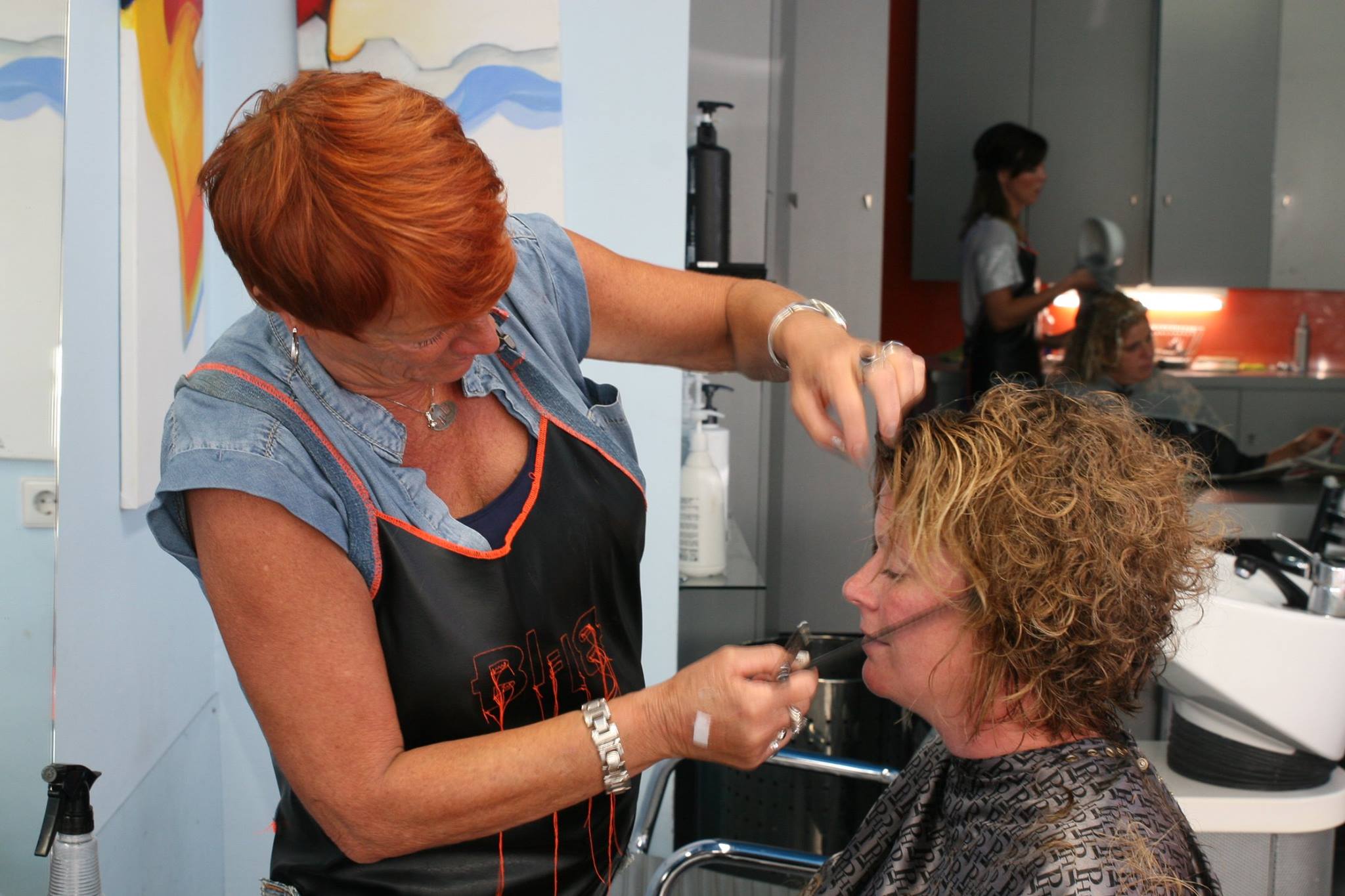 Hippe kapster Loes deed de haren van 'heel Puttershoek' en beroemde ...