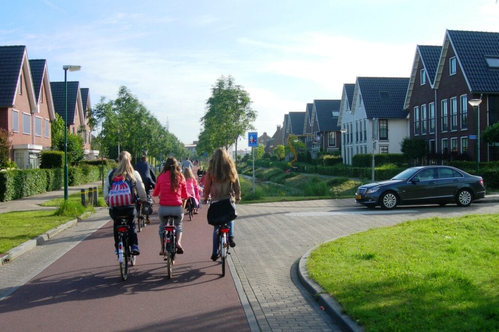 Mag dat: met je auto fietsers inhalen op de fietsstraat in Houten ...
