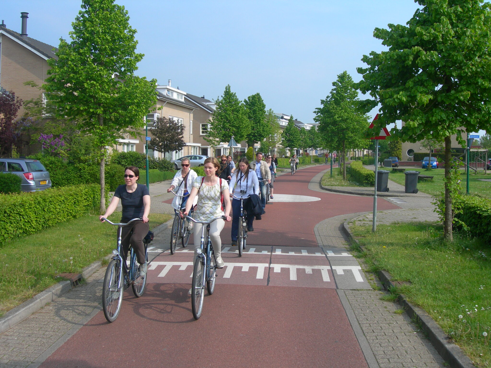 Mag dat: met je auto fietsers inhalen op de fietsstraat in Houten ...